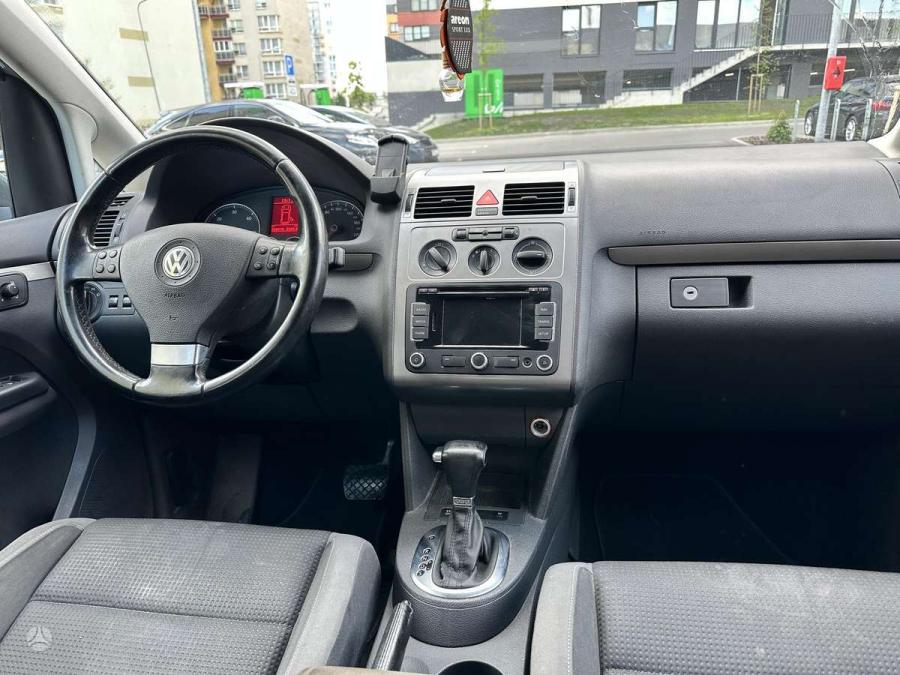 Pelēks Volkswagen Touran 2009 Viļņa, ar dzinēja tilpumu 1.97 L un nobraukumu 320 tūkst. km par 2900 €, foto 12 vietnē AUTOMOTO.COM.LV