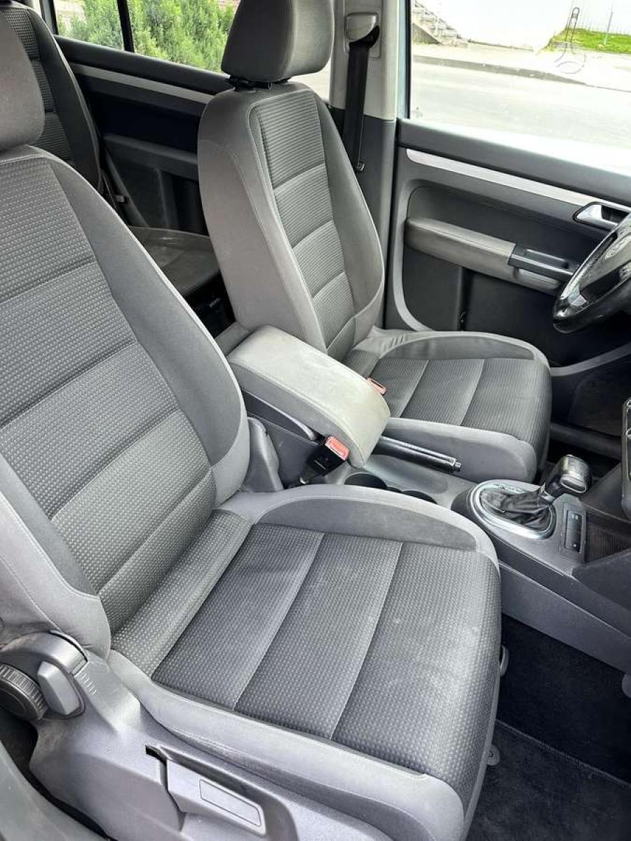 Pelēks Volkswagen Touran 2009 Viļņa, ar dzinēja tilpumu 1.97 L un nobraukumu 320 tūkst. km par 2900 €, foto 13 vietnē AUTOMOTO.COM.LV
