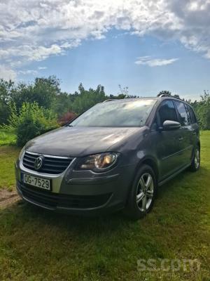 Pelēks Volkswagen Touran 2009 Madona, ar dzinēja tilpumu 1.90 L un nobraukumu 250 tūkst. km par 3800 €, foto  vietnē AUTOMOTO.COM.LV