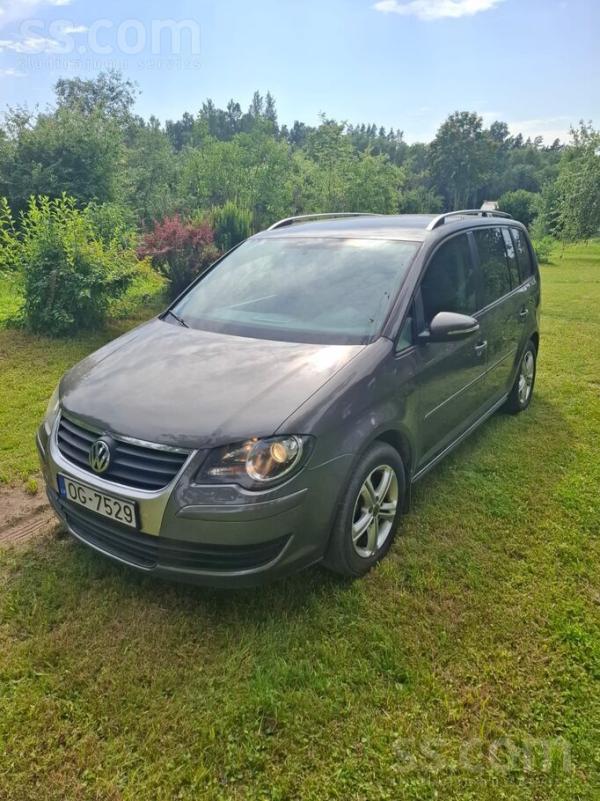 Pelēks Volkswagen Touran 2009 Madona, ar dzinēja tilpumu 1.90 L un nobraukumu 250 tūkst. km par 3800 €, foto 3 vietnē AUTOMOTO.COM.LV