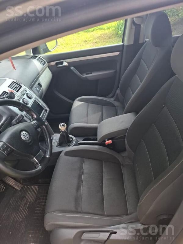 Pelēks Volkswagen Touran 2009 Madona, ar dzinēja tilpumu 1.90 L un nobraukumu 250 tūkst. km par 3800 €, foto 5 vietnē AUTOMOTO.COM.LV