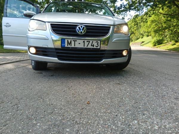 Grey Volkswagen Touran 2009 in Talsi, with an engine capacity of 2.00 L and mileage of 307 thousand km for 2470 €, photo 1 on AUTOMOTO.COM.LV