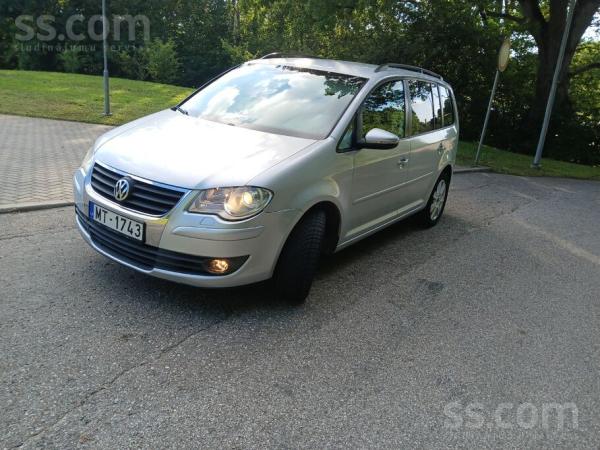 Grey Volkswagen Touran 2009 in Talsi, with an engine capacity of 2.00 L and mileage of 307 thousand km for 2470 €, photo 2 on AUTOMOTO.COM.LV