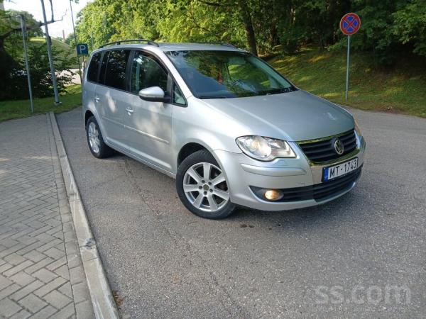 Grey Volkswagen Touran 2009 in Talsi, with an engine capacity of 2.00 L and mileage of 307 thousand km for 2470 €, photo 3 on AUTOMOTO.COM.LV