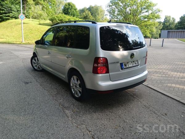 Grey Volkswagen Touran 2009 in Talsi, with an engine capacity of 2.00 L and mileage of 307 thousand km for 2470 €, photo 5 on AUTOMOTO.COM.LV