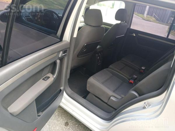 Grey Volkswagen Touran 2009 in Talsi, with an engine capacity of 2.00 L and mileage of 307 thousand km for 2470 €, photo 7 on AUTOMOTO.COM.LV
