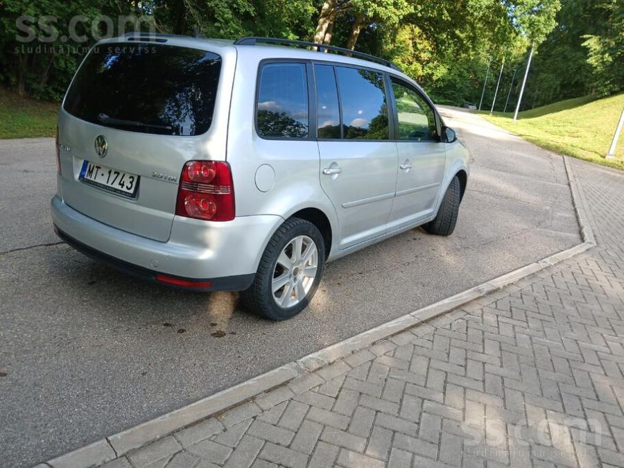 Pelēks Volkswagen Touran 2009 Talsi, ar dzinēja tilpumu 2.00 L un nobraukumu 307 tūkst. km par 2470 €, foto 5 vietnē AUTOMOTO.COM.LV