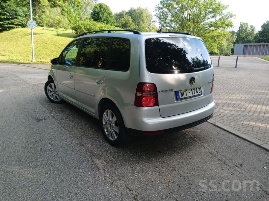 Pelēks Volkswagen Touran 2009 Talsi, ar dzinēja tilpumu 2.00 L un nobraukumu 307 tūkst. km par 2470 €, foto 6 vietnē AUTOMOTO.COM.LV