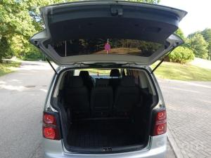 Pelēks Volkswagen Touran 2009 Talsi, ar dzinēja tilpumu 2.00 L un nobraukumu 307 tūkst. km par 2470 €, foto 7 vietnē AUTOMOTO.COM.LV