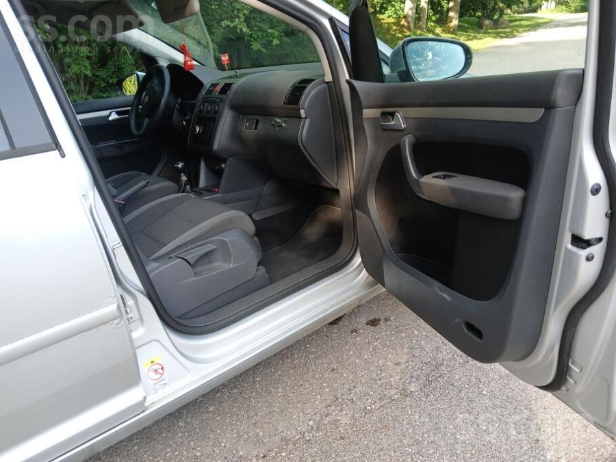 Pelēks Volkswagen Touran 2009 Talsi, ar dzinēja tilpumu 2.00 L un nobraukumu 307 tūkst. km par 2470 €, foto 11 vietnē AUTOMOTO.COM.LV