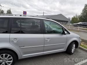 Pelēks Volkswagen Touran 2009 Rīga, ar dzinēja tilpumu 1.90 L un nobraukumu 325 tūkst. km par 3300 €, foto  vietnē AUTOMOTO.COM.LV