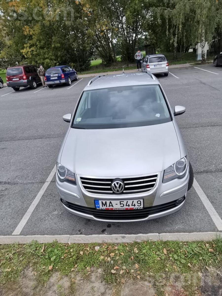 Pelēks Volkswagen Touran 2009 Rīga, ar dzinēja tilpumu 1.90 L un nobraukumu 325 tūkst. km par 3300 €, foto 3 vietnē AUTOMOTO.COM.LV
