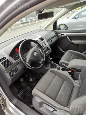 Pelēks Volkswagen Touran 2009 Rīga, ar dzinēja tilpumu 1.90 L un nobraukumu 325 tūkst. km par 3300 €, foto 5 vietnē AUTOMOTO.COM.LV