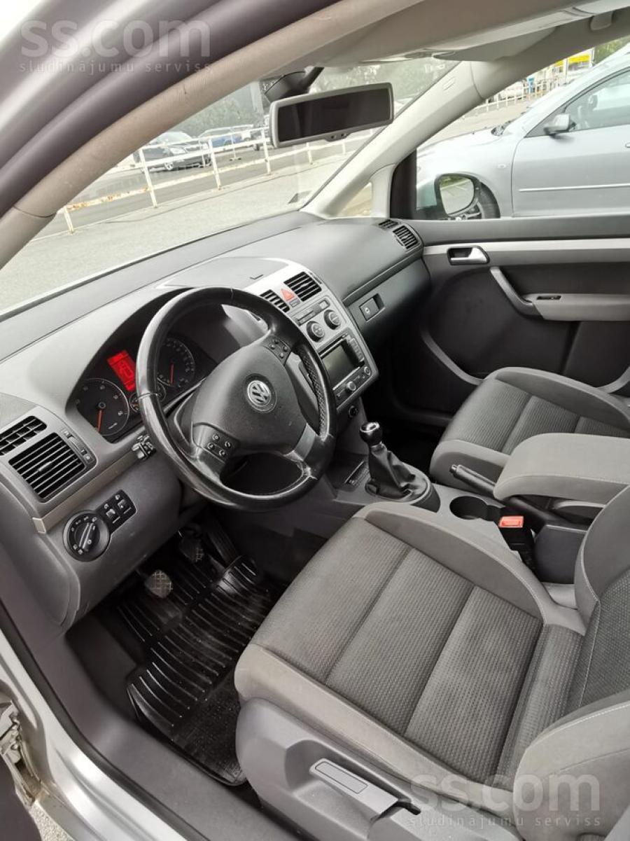 Pelēks Volkswagen Touran 2009 Rīga, ar dzinēja tilpumu 1.90 L un nobraukumu 325 tūkst. km par 3300 €, foto 5 vietnē AUTOMOTO.COM.LV