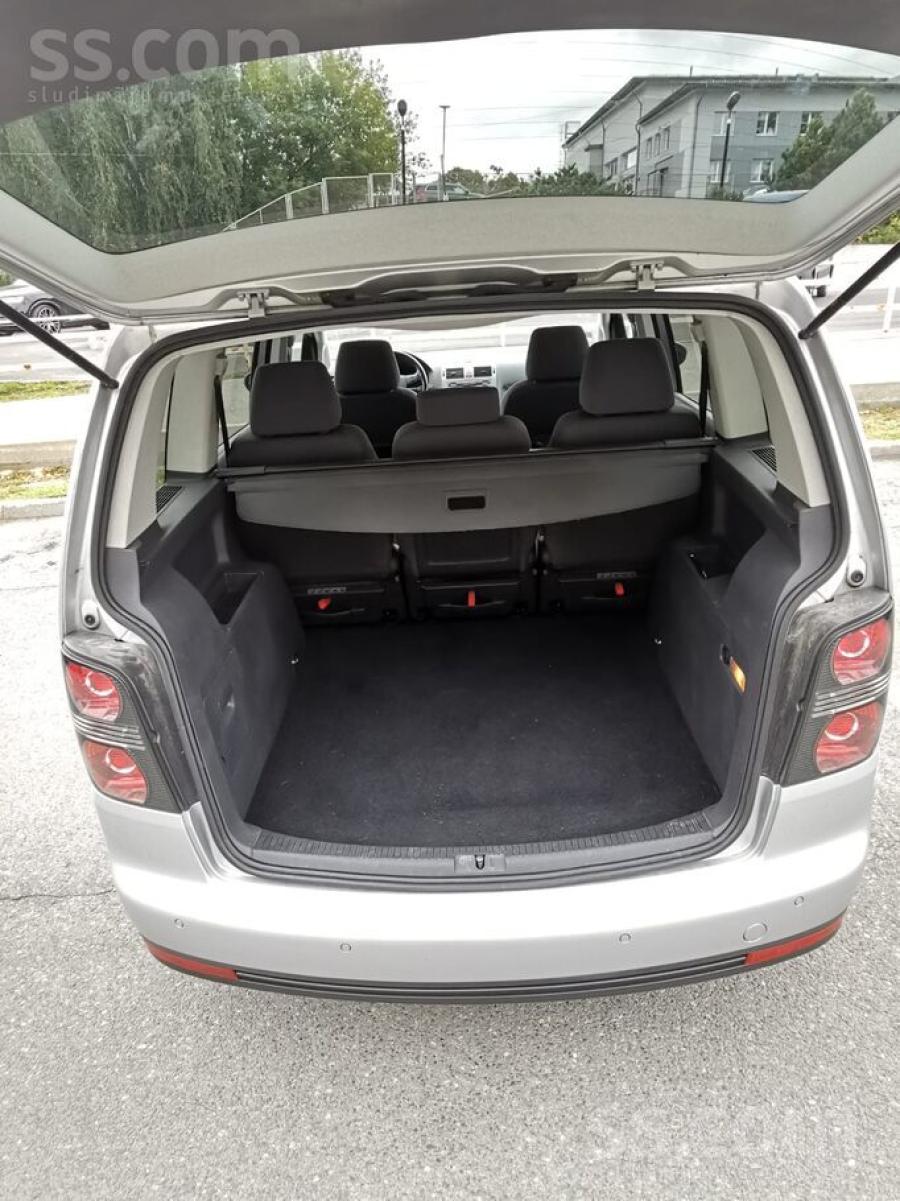 Pelēks Volkswagen Touran 2009 Rīga, ar dzinēja tilpumu 1.90 L un nobraukumu 325 tūkst. km par 3300 €, foto 6 vietnē AUTOMOTO.COM.LV