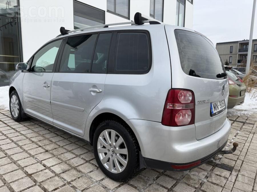 Pelēks Volkswagen Touran 2009 Rīga, ar dzinēja tilpumu 1.90 L un nobraukumu 336 tūkst. km par 2990 €, foto 4 vietnē AUTOMOTO.COM.LV