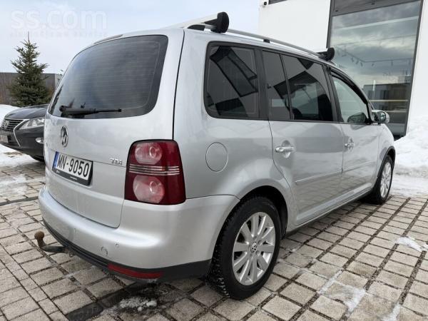 Grey Volkswagen Touran 2009 in Riga, with an engine capacity of 1.90 L and mileage of 336 thousand km for 2990 €, photo 4 on AUTOMOTO.COM.LV