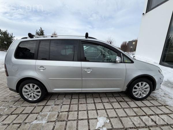 Grey Volkswagen Touran 2009 in Riga, with an engine capacity of 1.90 L and mileage of 336 thousand km for 2990 €, photo 5 on AUTOMOTO.COM.LV