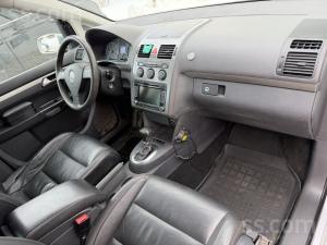 Pelēks Volkswagen Touran 2009 Rīga, ar dzinēja tilpumu 1.90 L un nobraukumu 336 tūkst. km par 2990 €, foto 8 vietnē AUTOMOTO.COM.LV