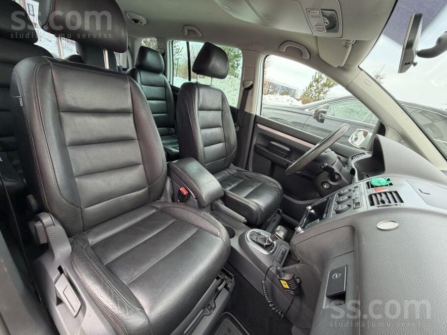 Pelēks Volkswagen Touran 2009 Rīga, ar dzinēja tilpumu 1.90 L un nobraukumu 336 tūkst. km par 2990 €, foto 9 vietnē AUTOMOTO.COM.LV