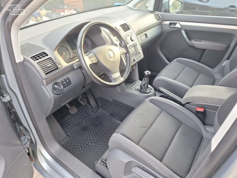 Pelēks Volkswagen Touran 2009 Mažeikiai, ar dzinēja tilpumu 1.90 L un nobraukumu 289 tūkst. km par 4150 €, foto 12 vietnē AUTOMOTO.COM.LV