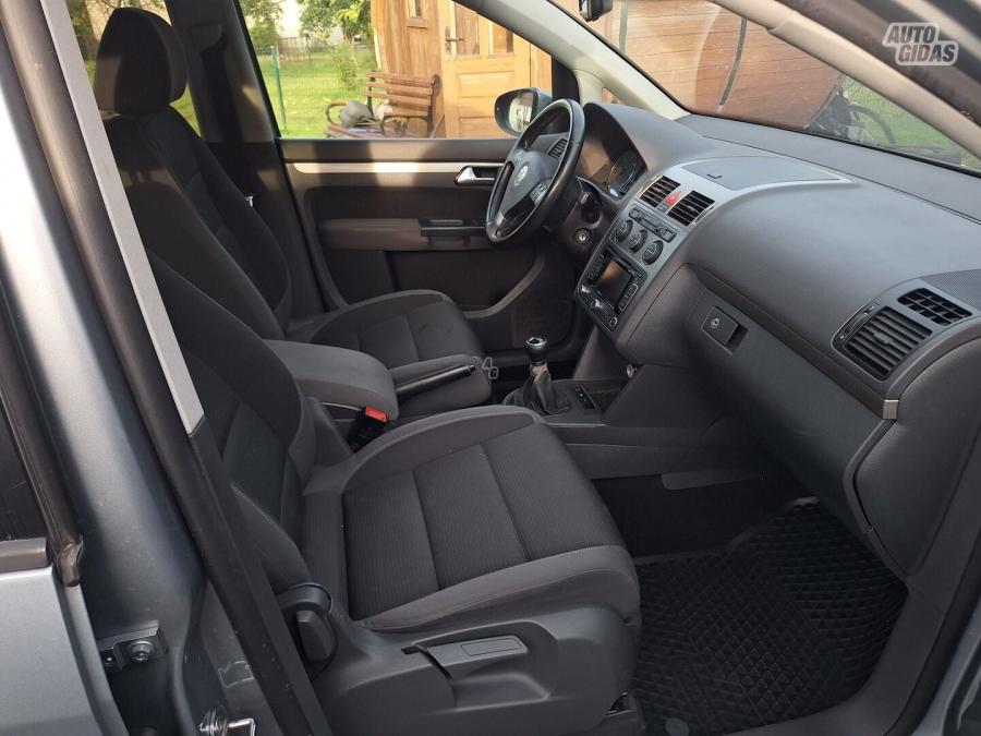 Pelēks Volkswagen Touran 2009 Mažeikiai, ar dzinēja tilpumu 1.90 L un nobraukumu 289 tūkst. km par 4150 €, foto 14 vietnē AUTOMOTO.COM.LV