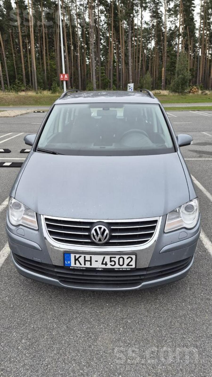 Grey Volkswagen Touran 2009 in Valmiera, with an engine capacity of 2.00 L and mileage of 303 thousand km for 2500 €, photo 1 on AUTOMOTO.COM.LV