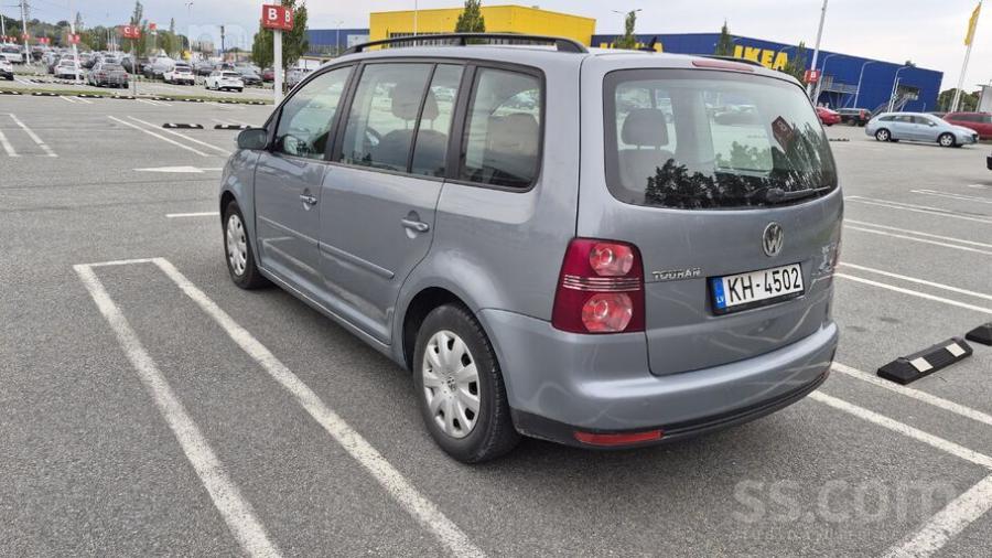 Grey Volkswagen Touran 2009 in Valmiera, with an engine capacity of 2.00 L and mileage of 303 thousand km for 2500 €, photo 5 on AUTOMOTO.COM.LV
