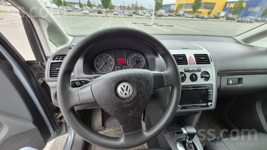 Grey Volkswagen Touran 2009 in Valmiera, with an engine capacity of 2.00 L and mileage of 303 thousand km for 2500 €, photo 7 on AUTOMOTO.COM.LV
