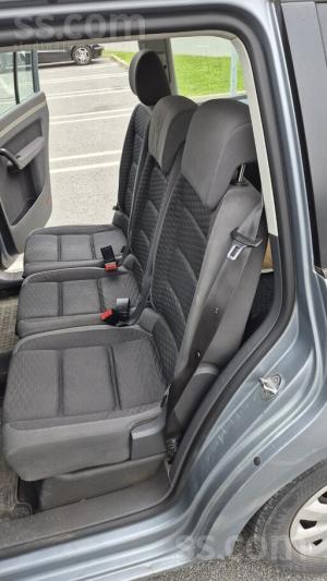 Grey Volkswagen Touran 2009 in Valmiera, with an engine capacity of 2.00 L and mileage of 303 thousand km for 2500 €, photo 9 on AUTOMOTO.COM.LV