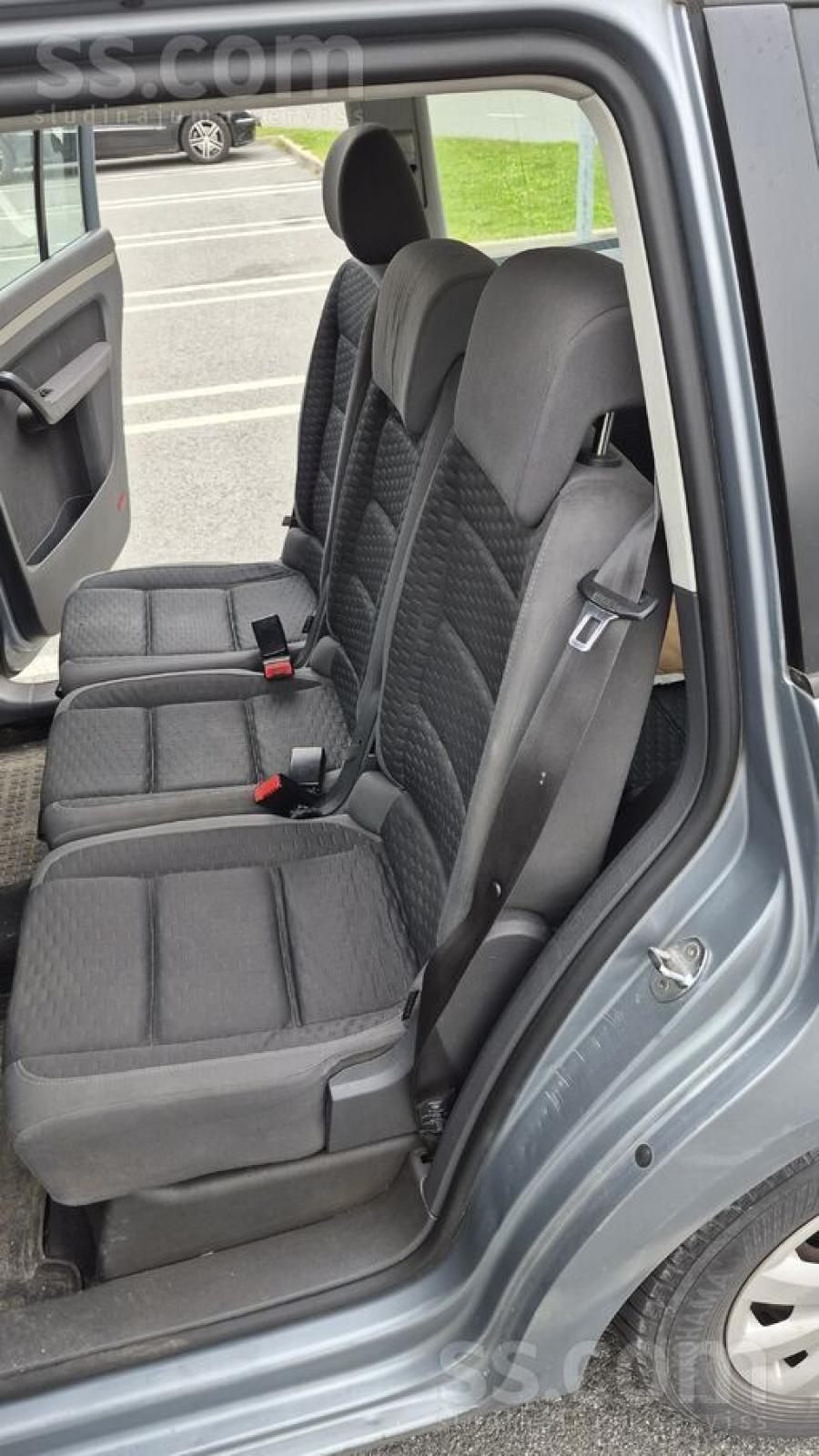 Grey Volkswagen Touran 2009 in Valmiera, with an engine capacity of 2.00 L and mileage of 303 thousand km for 2500 €, photo 9 on AUTOMOTO.COM.LV