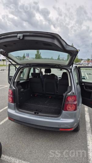 Grey Volkswagen Touran 2009 in Valmiera, with an engine capacity of 2.00 L and mileage of 303 thousand km for 2500 €, photo 10 on AUTOMOTO.COM.LV