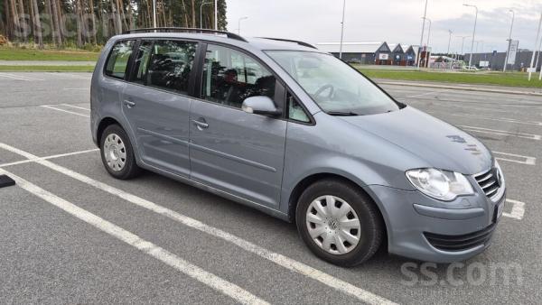 Grey Volkswagen Touran 2009 in Valmiera, with an engine capacity of 2.00 L and mileage of 303 thousand km for 2500 €, photo 4 on AUTOMOTO.COM.LV