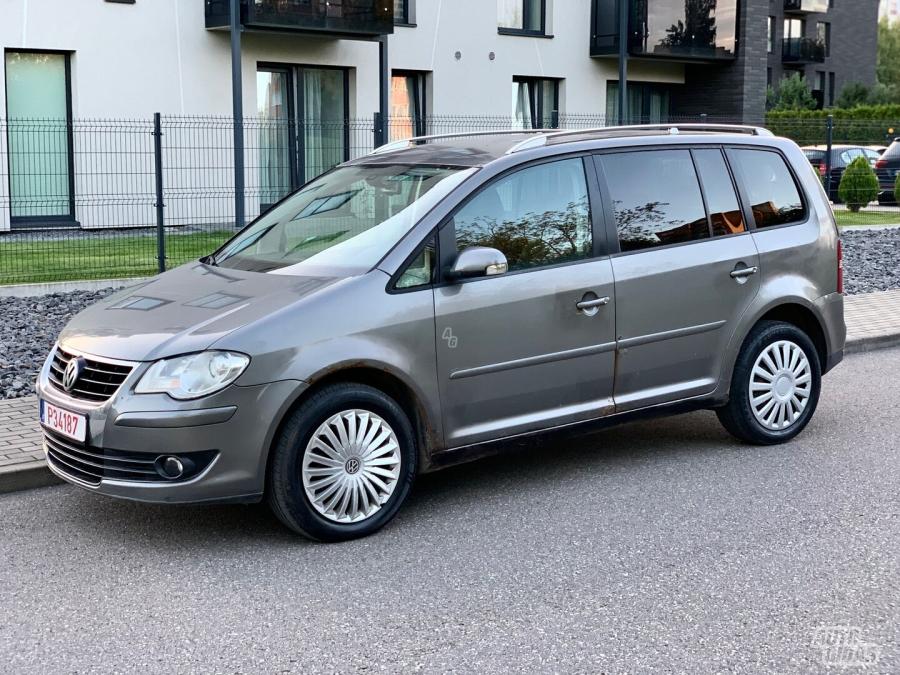 Pelēks Volkswagen Touran 2009 Kauņa, ar dzinēja tilpumu 1.90 L un nobraukumu 500 tūkst. km par 799 €, foto 4 vietnē AUTOMOTO.COM.LV