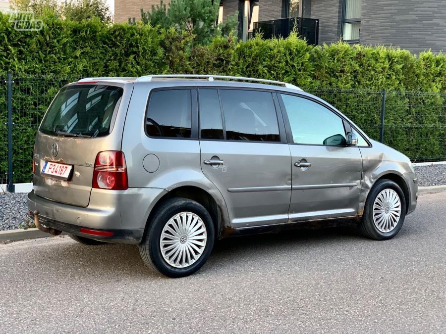 Pelēks Volkswagen Touran 2009 Kauņa, ar dzinēja tilpumu 1.90 L un nobraukumu 500 tūkst. km par 799 €, foto 6 vietnē AUTOMOTO.COM.LV