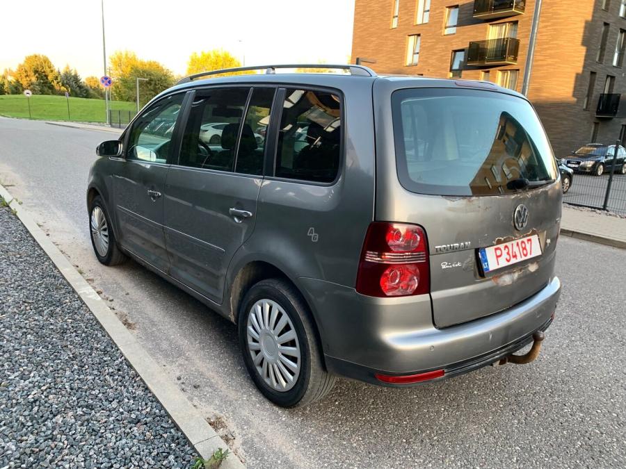 Pelēks Volkswagen Touran 2009 Kauņa, ar dzinēja tilpumu 1.90 L un nobraukumu 500 tūkst. km par 799 €, foto 10 vietnē AUTOMOTO.COM.LV