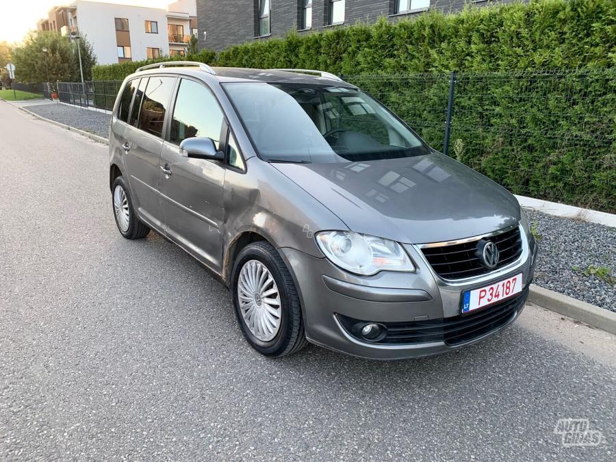 Pelēks Volkswagen Touran 2009 Kauņa, ar dzinēja tilpumu 1.90 L un nobraukumu 500 tūkst. km par 799 €, foto 13 vietnē AUTOMOTO.COM.LV