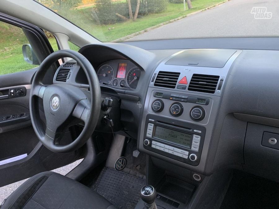Pelēks Volkswagen Touran 2009 Kauņa, ar dzinēja tilpumu 1.90 L un nobraukumu 500 tūkst. km par 799 €, foto 25 vietnē AUTOMOTO.COM.LV