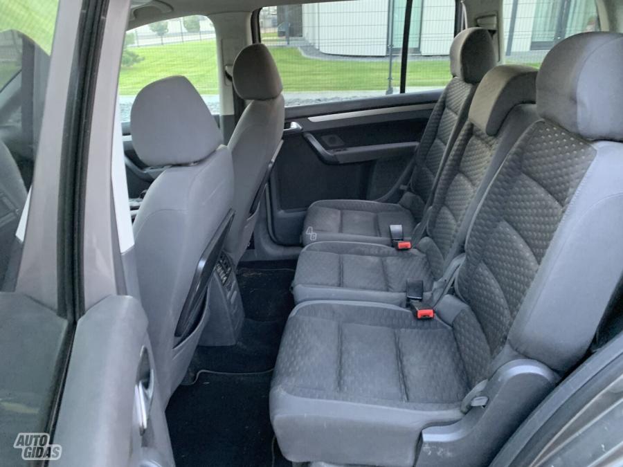 Pelēks Volkswagen Touran 2009 Kauņa, ar dzinēja tilpumu 1.90 L un nobraukumu 500 tūkst. km par 799 €, foto 28 vietnē AUTOMOTO.COM.LV