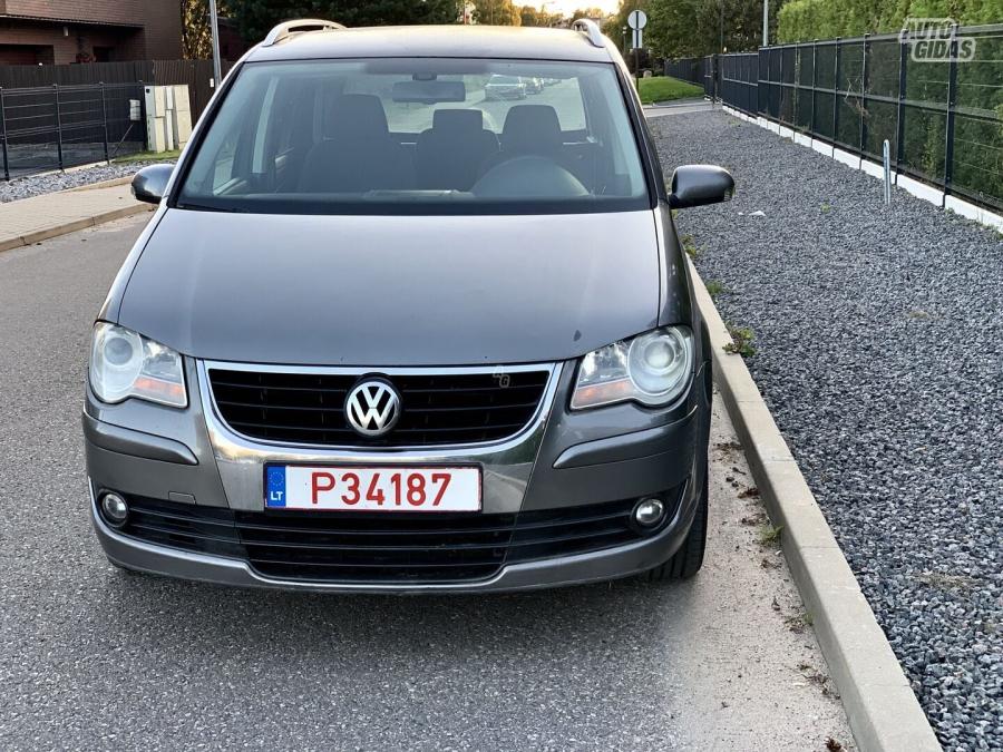 Pelēks Volkswagen Touran 2009 Kauņa, ar dzinēja tilpumu 1.90 L un nobraukumu 500 tūkst. km par 799 €, foto 30 vietnē AUTOMOTO.COM.LV