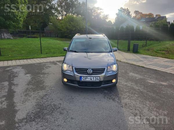Grey Volkswagen Touran 2009 in Tukums, with an engine capacity of 2.00 L and mileage of 394 thousand km for 2490 €, photo 3 on AUTOMOTO.COM.LV