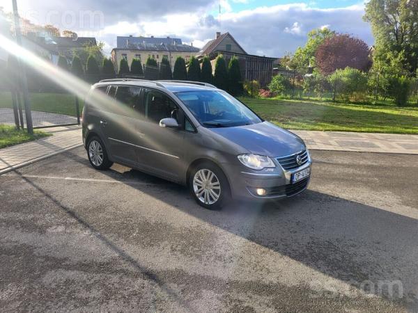 Grey Volkswagen Touran 2009 in Tukums, with an engine capacity of 2.00 L and mileage of 394 thousand km for 2490 €, photo 4 on AUTOMOTO.COM.LV