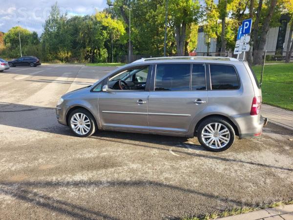 Grey Volkswagen Touran 2009 in Tukums, with an engine capacity of 2.00 L and mileage of 394 thousand km for 2490 €, photo 8 on AUTOMOTO.COM.LV