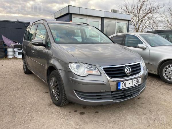 Pelēks Volkswagen Touran 2010 Rīga, ar dzinēja tilpumu 1.60 L un nobraukumu 210 tūkst. km par 4450 €, foto 3 vietnē AUTOMOTO.COM.LV
