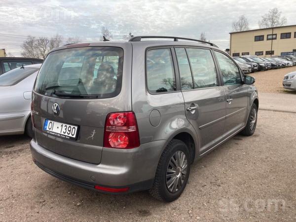 Pelēks Volkswagen Touran 2010 Rīga, ar dzinēja tilpumu 1.60 L un nobraukumu 210 tūkst. km par 4450 €, foto 4 vietnē AUTOMOTO.COM.LV