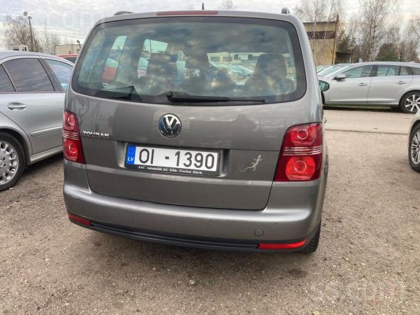Pelēks Volkswagen Touran 2010 Rīga, ar dzinēja tilpumu 1.60 L un nobraukumu 210 tūkst. km par 4450 €, foto 5 vietnē AUTOMOTO.COM.LV