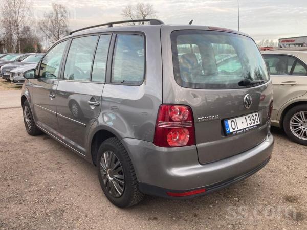 Pelēks Volkswagen Touran 2010 Rīga, ar dzinēja tilpumu 1.60 L un nobraukumu 210 tūkst. km par 4450 €, foto 6 vietnē AUTOMOTO.COM.LV