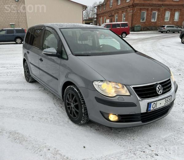 Pelēks Volkswagen Touran 2010 Rēzekne, ar dzinēja tilpumu 1.90 L un nobraukumu 0 tūkst. km par 3950 €, foto 2 vietnē AUTOMOTO.COM.LV