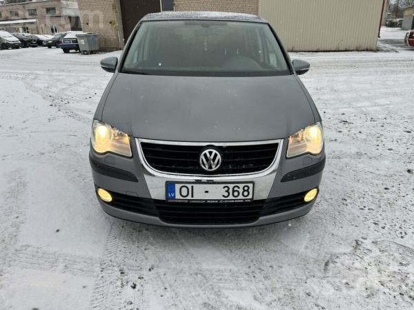 Pelēks Volkswagen Touran 2010 Rēzekne, ar dzinēja tilpumu 1.90 L un nobraukumu 0 tūkst. km par 3950 €, foto 3 vietnē AUTOMOTO.COM.LV