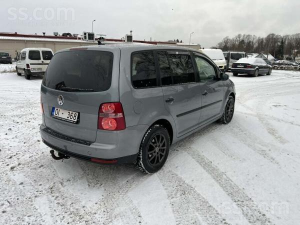 Pelēks Volkswagen Touran 2010 Rēzekne, ar dzinēja tilpumu 1.90 L un nobraukumu 0 tūkst. km par 3950 €, foto 4 vietnē AUTOMOTO.COM.LV